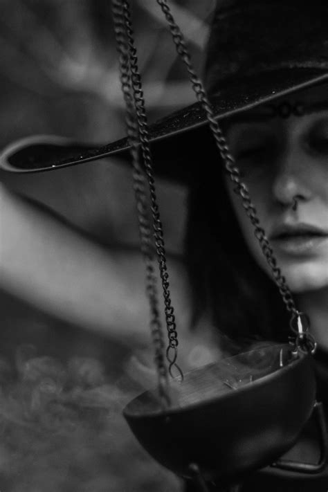 연기가 나는 냄비를 들고 있는 여자 사진 Unsplash의 무료 회색 이미지