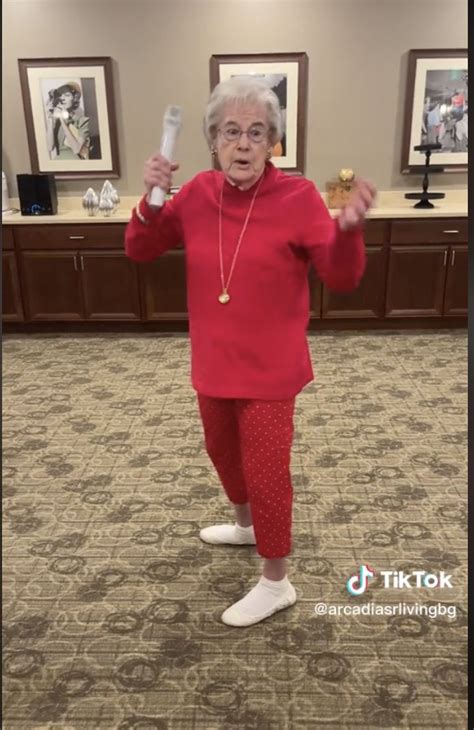 Seniors Recreate Rihannas Super Bowl Dance Break Neatorama