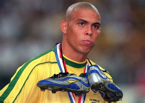 تار موهای مارادونا و پیراهن رونالدو خریدار ندارد ورزش سه