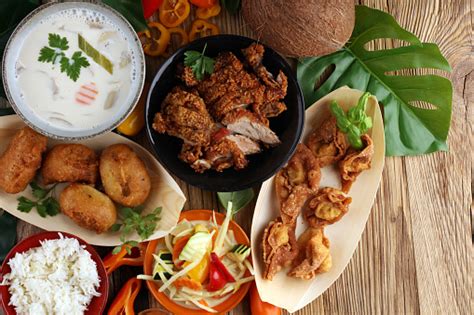 카레 소스와 함께 튀긴된 오리와 중국 음식입니다 톰 Kah 카이 스프만 두와 쌀입니다 튀긴 바나나 그리고 야채입니다 Wan 황갈색으로 길거리 음식입니다 0명에 대한 스톡