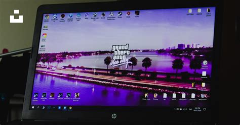 검은색 평면 스크린 컴퓨터 모니터가 검은색 컴퓨터 키보드 옆에 켜짐 사진 Unsplash의 무료 바이에른 이미지