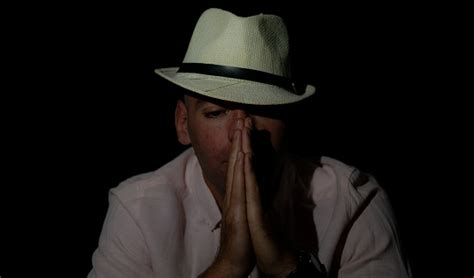 검은 색 배경에 어두운 방에 안경과 모자를 쓰고 젊은 남자의 초상화 30 34세에 대한 스톡 사진 및 기타 이미지 30 34세 30 39세 검은색 Istock