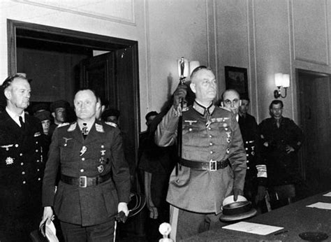 德国战败之时的老照片：苏美士兵会师柏林，地堡中自杀的纳粹分子 知乎