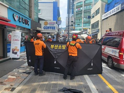 부산 해운대서 70대 몰던 벤츠 승용차 인도 돌진행인 2명 숨져 파이낸셜뉴스