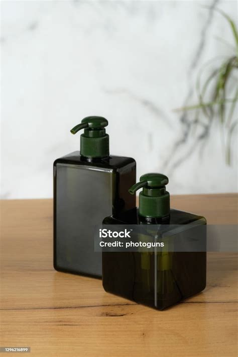 욕실 테이블에 고급 Spa 화장품 포장 세트 비누와 샴푸용 그린 펌프 병 천연 유기농 미용 제품을 위한 패키지 디자인 0명에 대한 스톡 사진 및 기타 이미지 Istock