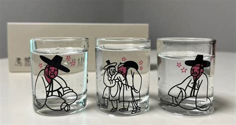 오얏꽃 오일램프 김홍도 잔세트2030 홀리는 ‘전통 굿즈