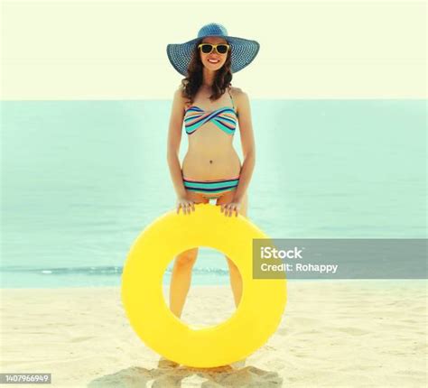 바다 배경에 해변에 밀짚 모자를 쓰고 풍선 반지와 행복한 웃는 여자의 여름 초상화 25 29세에 대한 스톡 사진 및 기타 이미지