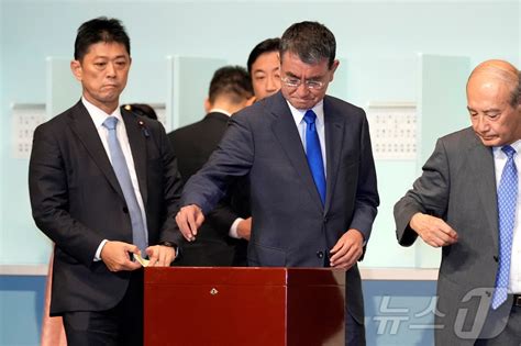 포토 자민당 총재선거에서 투표하는 고노 다로 디지털상 뉴스1