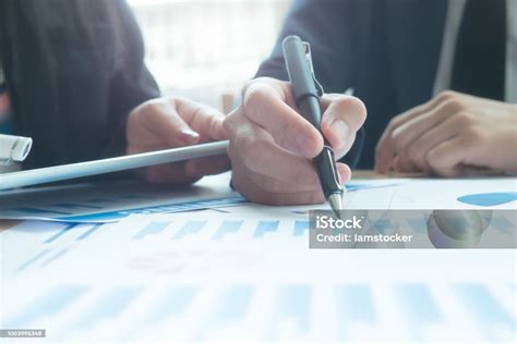 감독 하는 비즈니스 남자와 비서 사업 계획 및 컨설턴트 회사 연례 재정 보고서 대차 대조표 문 문서 그래프 작업 분석을 실행 감사 및 컨설턴트 개념에 대한 스톡 사진 및