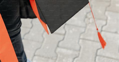 졸업장을 들고 졸업 가운을 입은 사람 사진 Unsplash의 교육 이미지