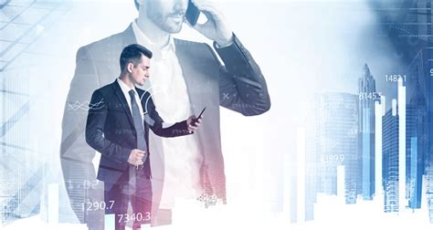 프로젝트에서 일하는 비즈니스 피플 전경의 Ceo는 스마트폰을 사용하여 컨퍼런스 콜을 진행하고 있습니다 뉴욕 시 케이프를 통해 금융 차트 이중 노출 2명에 대한 스톡 사진 및