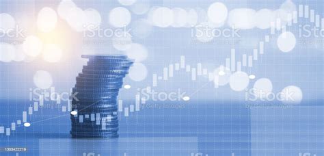 금융 및 비즈니스 자본 은행 및 투자 주식 시장 성장 개념에 대한 야간 보케 배경과 차트 그래프의 이중 노출과 성장 최대 동전의 스태킹의 클로징 0명에 대한 스톡 사진 및