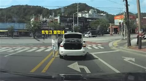 커피에서 나는 향기로운 냄새 청복한송이 아침에 마시는 한잔의 커피 내 코끝을 자극하는 향기로움 구름 속을 사뿐사뿐 걷는 듯