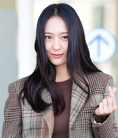 郑秀晶牛仔裤搭格纹西装现身 及膝长靴勾勒美腿 搜狐大视野 搜狐新闻