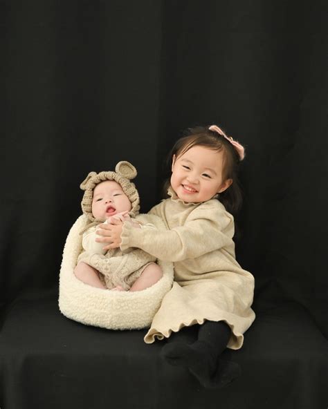 하주희 내돈내산 성장앨범 50일사진 육아 일상 👼 로하 50일 사진 마지막 ️ 배 속에서 부터 로하와 함께한지 1년되는 기념으로 가족 사진도 찰칵📸 누나와 함께한