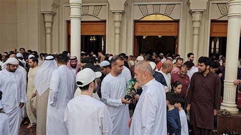 وسط أجواء من الفرحة المصلون يتبادلون تهاني عيد الفطر المبارك