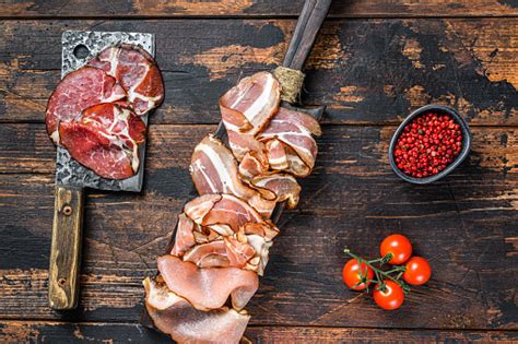 고기 안티 파소 보드 판세타 살라미 슬라이스 햄 소시지 Prosciutto 베이컨 어두운 나무 배경 위쪽 보기 고기에 대한 스톡 사진 및 기타 이미지 Istock