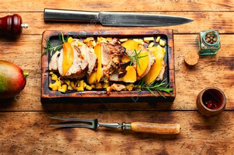 망고와 치즈를 곁들인 맛있는 구운 고기 망고와 치즈를 곁들인 튀긴 돼지고기 사진 배경 및 무료 다운로드를위한 그림 Pngtree