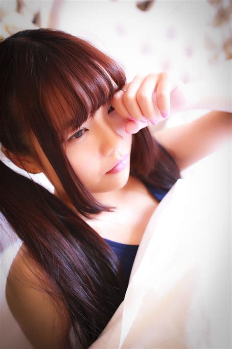 腿玩年的中国妹纸 死库水白丝写真绅士图书馆