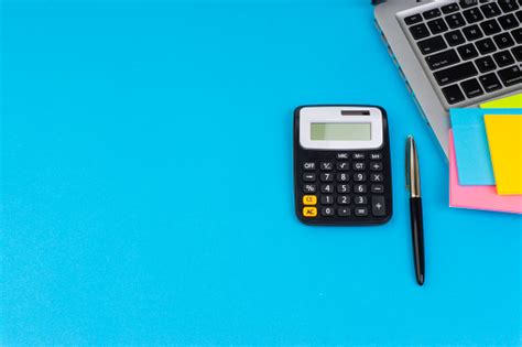 계산기 검은 색 펜 노트북에 작업 공간에 대 한 파란색 배경 0명에 대한 스톡 사진 및 기타 이미지 0명 개념 검은색