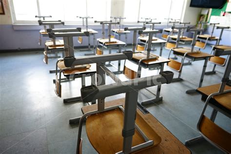 교실 학교 책상 걸상 의자 사진 이미지 일러스트 캘리그라피 Pb이로작가