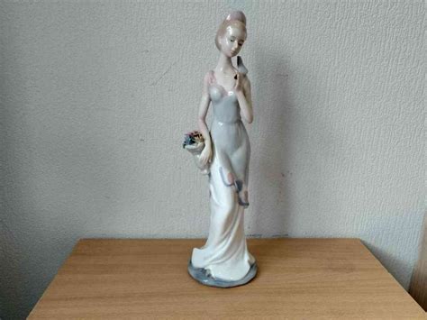 Статуэтка Дама с цветами фабрика не определено материал фарфор