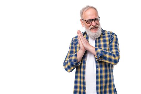 콧수염과 턱수염을 가진 잘 생긴 노인 회색 머리의 은퇴 한 남자는 복사 공간이있는 흰색 배경에 대한 정보를 설명합니다 50 54세에 대한 스톡 사진 및 기타 이미지 Istock