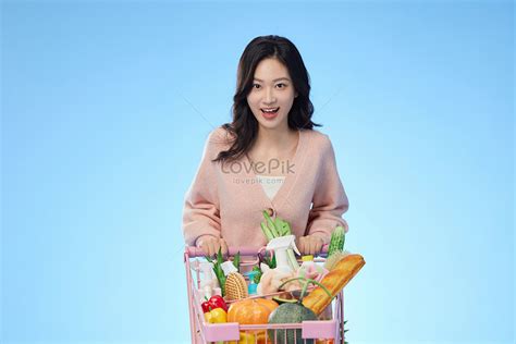 쇼핑 카트를 밀고 있는 여자 사진 무료 다운로드 Lovepik