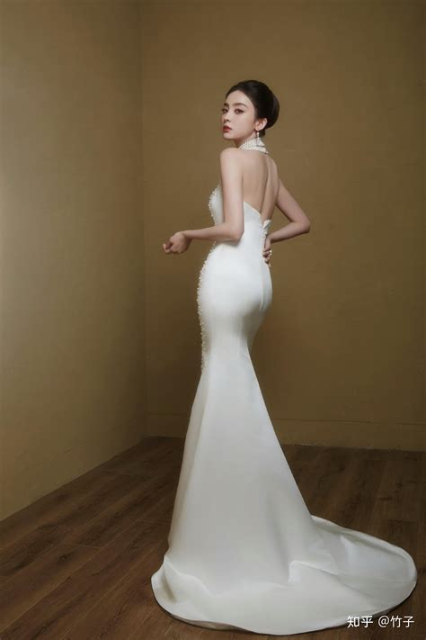 古力娜扎这套性感挂脖珍珠裙，高贵典雅身材超好！ 知乎