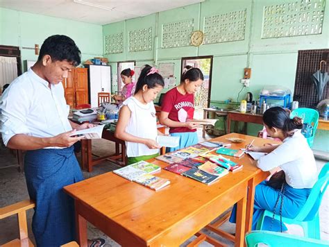 ငပလီ မြို့တွင် စာဖတ်ရှိန်မြှင့်တင်ရေး ရွေ့လျားစာကြည့်တိုက် Mobile Libraryဖြင့် စာအုပ်၊စာစောင်မ