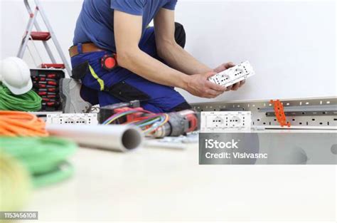 손에 소켓 전기 회로 전기 배선을 설치 하는 작업에서 전기 기술 Diy에 대한 스톡 사진 및 기타 이미지 Diy 건설 산업