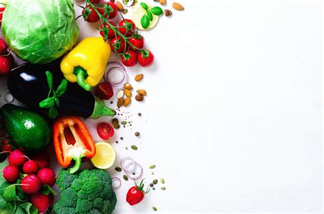 흰색 바탕에 신선한 야채 세트입니다 향기로운 나물 양파 아보카도 브로콜리 고추 종 가지 양배추 무 오이 아몬드 Rucola 아기