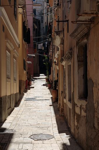 그리스의 코르푸 섬의 수도 인 코르푸 의 구시 가지에있는 건물 0명에 대한 스톡 사진 및 기타 이미지 0명 거리 건물 외관 Istock