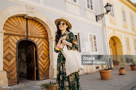 재사용 가능한 면화 에코와 꽃 과일 야채를 쇼핑하는 여자는 가방을 생산합니다 제로 폐기물 라이프 스타일 개념 가방에 대한 스톡 사진 및 기타 이미지 Istock