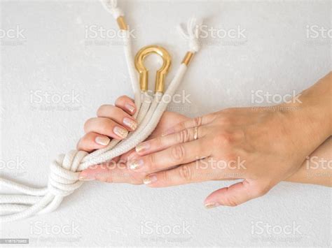 매니큐어 살롱 개념입니다 흰색 배경에 황금 손톱 매니큐어와 아름다운 여성 손 골드 매니큐어 근접 촬영 가을에 대한 스톡 사진 및 기타 이미지 Istock