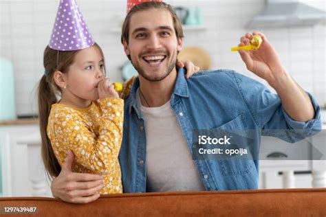 생일 파티 가족의 생일을 축하하는 가족 파티에서 재미 생일 모자를 착용 30 34세에 대한 스톡 사진 및 기타 이미지 30 34세 6 7 살 가족 Istock