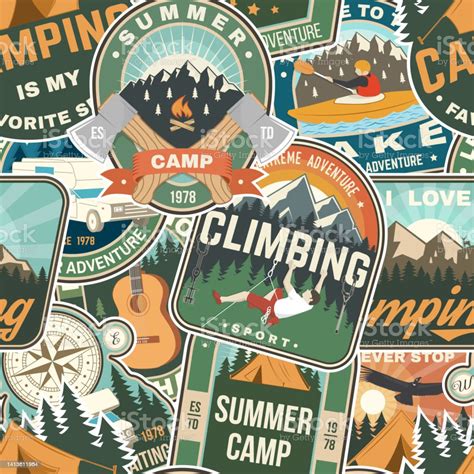 여름 캠프는 여행 영감을주는 따옴표가있는 다채로운 이음새없는 패턴입니다 벡터 배경 벽지 나침반 기타 캠핑 등산가 텐트 산 및 숲 실루엣이있는 원활한 패턴 복고풍에 대한 스톡