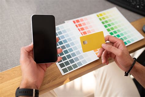 빈 화면과 은행 카드가 있는 전화기를 들고 있는 남성의 손 Brand Name Mobile Payment에 대한 스톡 사진 및