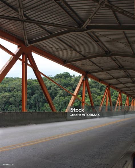 Jembatan Dengan Tampilan Internal Struktur Logam Foto Stok Unduh