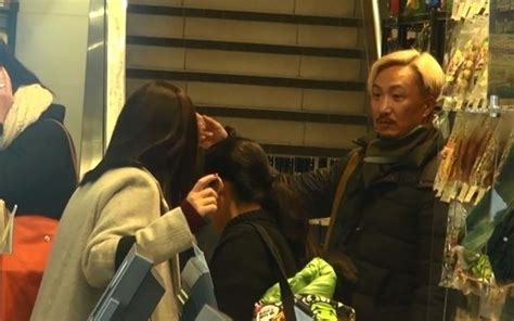 鄭中基一家溫馨逛超市，女兒撒嬌買冰棍成功，父母都是口硬心軟的 每日頭條