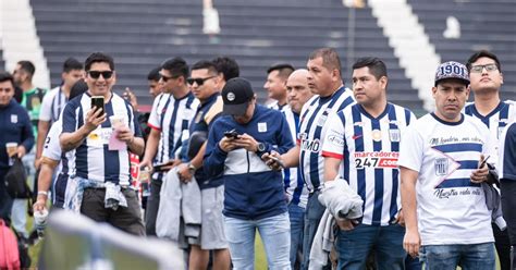 Hinchas De Alianza Lima Hicieron Largas Colas Para Tomarse Fotos Con La Copa De Liga 1 Infobae