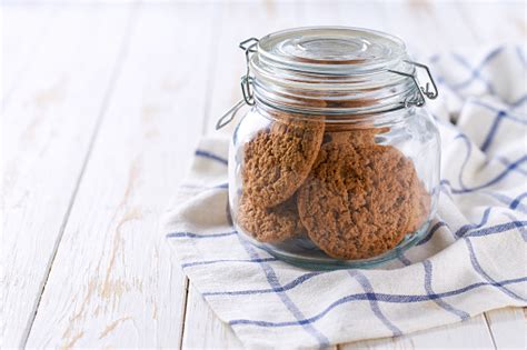 항아리에 담긴 둥근 오트밀 쿠키 가벼운 부엌 탁자 위 텍스트를 위한 복사 공간이 있습니다 하얀 테이블에 오트밀 쿠키가 담긴 유리병 갈색에 대한 스톡 사진 및 기타 이미지