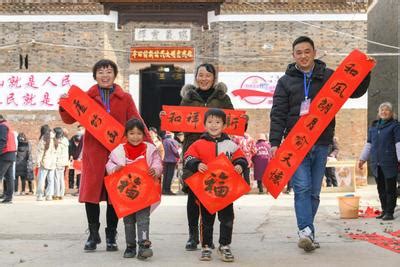 江西丰城书写春联送祝福 人民图片网