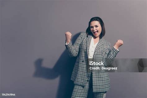 세련 된 헤어 스타일 스트레이트 짧은 머리를 들고 쾌활 한 매력적인 시원한의 근접 촬영 사진 초상화 고립 된 회색 배경 복사 공간을 잡고 주먹 손 팔 성취에 대한 스톡 사진