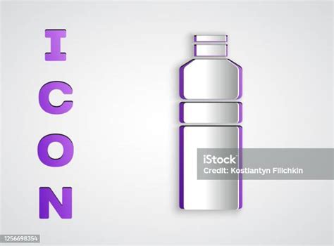 회색 배경에 격리 된 피트니스 셰이커 아이콘을 잘라 용지 물과 단백질 칵테일뚜껑이 있는 스포츠 셰이커 병 종이 아트 스타일 벡터