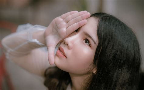 무료 이미지 얼굴 피부 코 말뿐인 아름다움 뺨 이마 턱 헤어 스타일 긴 머리 손가락 흑발 닫다 속눈썹 사진술 입 몸짓 목 갈색 머리