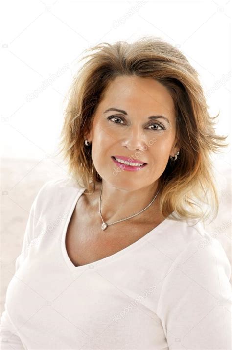Atractivo Retrato De Mujer Madura — Foto De Stock © Eyemark 35696141