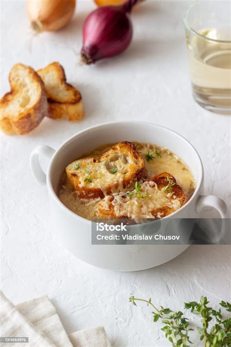 토스트와 치즈를 곁들인 프렌치 양파 수프 프랑스 요리 채식 음식 양파 수프에 대한 스톡 사진 및 기타 이미지 양파 수프 0