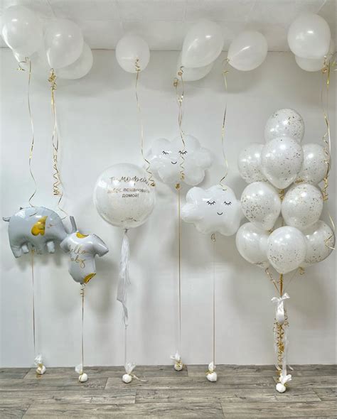 Выписка в белых тонах Гелиевые шары Крестины мальчика Первые дни рождения