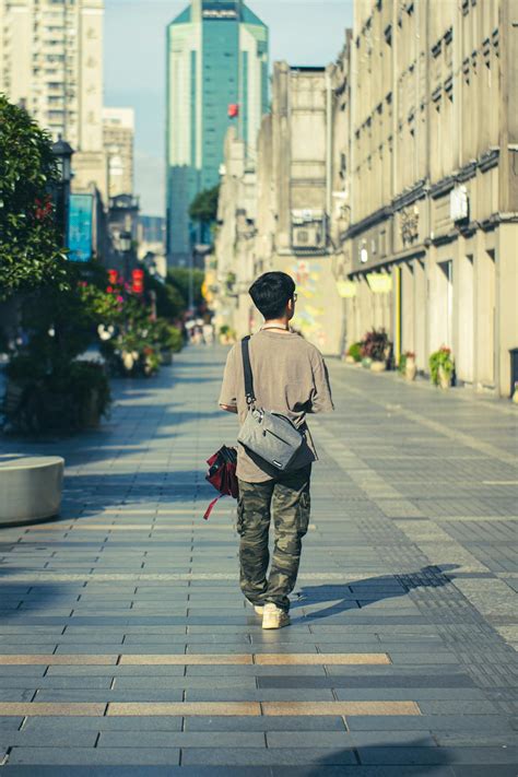 거리 거리 패션 건물 건축 걷고 있는 경치 고층 건물 공공 장소 관광 길거리 남자 도로 도시 도시 생활 도시 풍경 도시의 도심 동아시아